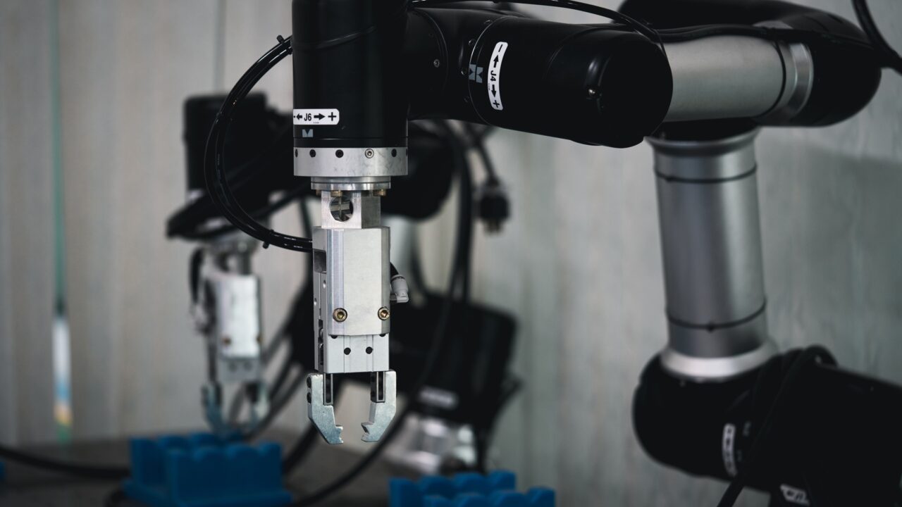 How Advanced Robotics Revolutionize Material Flow