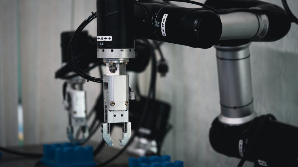 How Advanced Robotics Revolutionize Material Flow